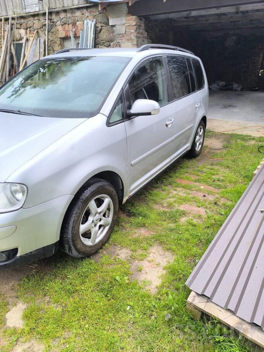 Grey Volkswagen Touran 2006 in Saldus, with an engine capacity of 2.00 L and mileage of 276 thousand km for 1300 €, photo 3 on AUTOMOTO.COM.LV