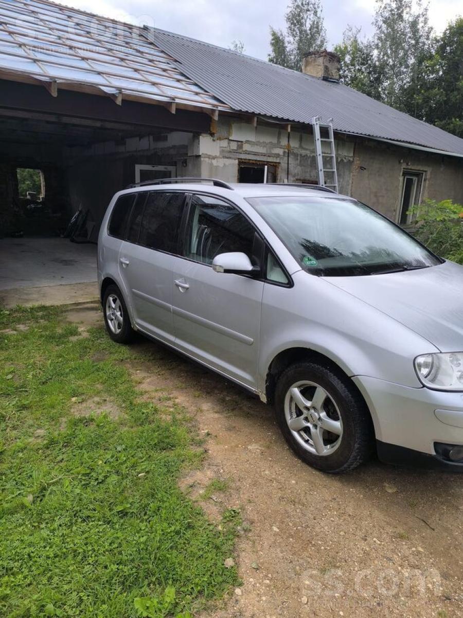 Grey Volkswagen Touran 2006 in Saldus, with an engine capacity of 2.00 L and mileage of 276 thousand km for 1300 €, photo 4 on AUTOMOTO.COM.LV
