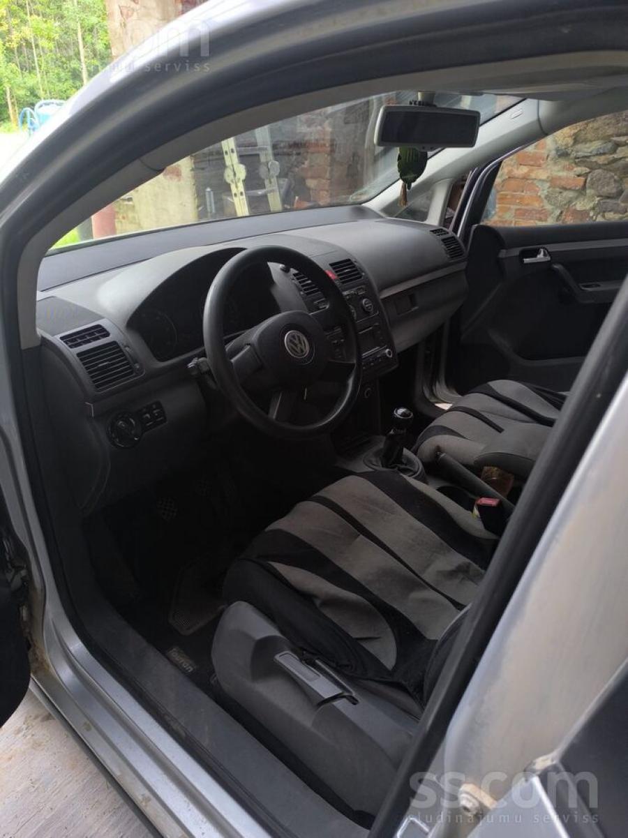 Grey Volkswagen Touran 2006 in Saldus, with an engine capacity of 2.00 L and mileage of 276 thousand km for 1300 €, photo 6 on AUTOMOTO.COM.LV