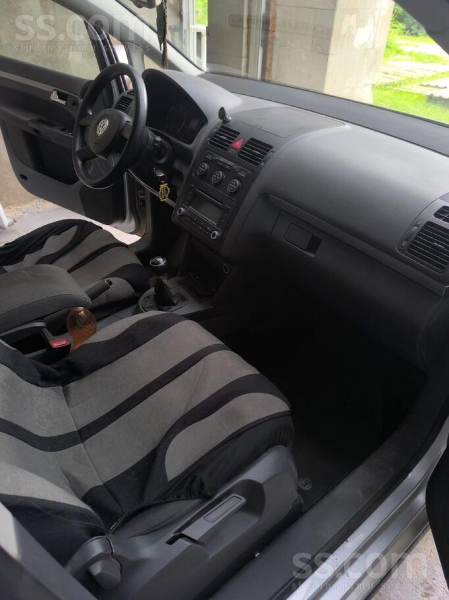Grey Volkswagen Touran 2006 in Saldus, with an engine capacity of 2.00 L and mileage of 276 thousand km for 1300 €, photo 8 on AUTOMOTO.COM.LV