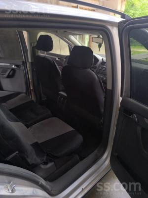 Grey Volkswagen Touran 2006 in Saldus, with an engine capacity of 2.00 L and mileage of 276 thousand km for 1300 €, photo 9 on AUTOMOTO.COM.LV
