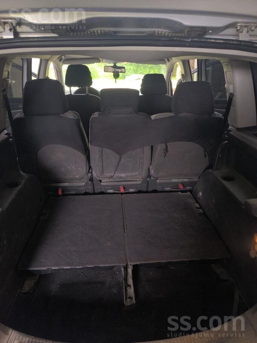 Grey Volkswagen Touran 2006 in Saldus, with an engine capacity of 2.00 L and mileage of 276 thousand km for 1300 €, photo 10 on AUTOMOTO.COM.LV