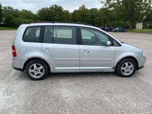 Grey Volkswagen Touran 2006 in Valmiera, with an engine capacity of 2.00 L and mileage of 288 thousand km for 920 €, photo 3 on AUTOMOTO.COM.LV