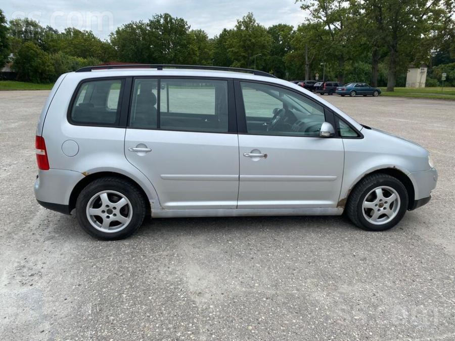 Grey Volkswagen Touran 2006 in Valmiera, with an engine capacity of 2.00 L and mileage of 288 thousand km for 920 €, photo 3 on AUTOMOTO.COM.LV