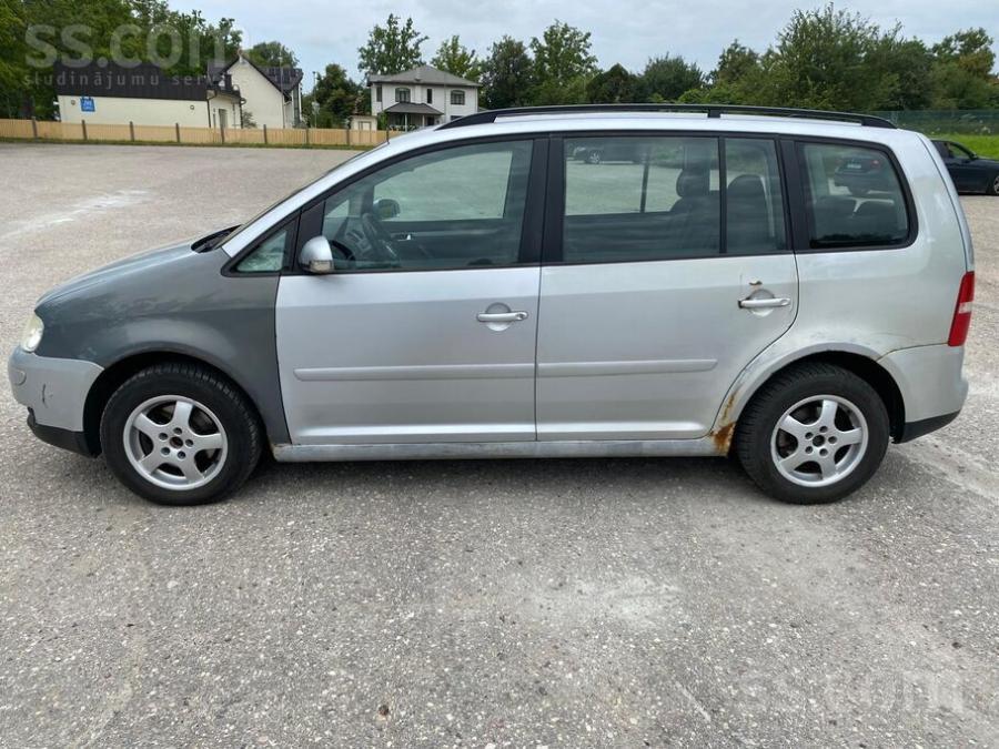 Grey Volkswagen Touran 2006 in Valmiera, with an engine capacity of 2.00 L and mileage of 288 thousand km for 920 €, photo 4 on AUTOMOTO.COM.LV