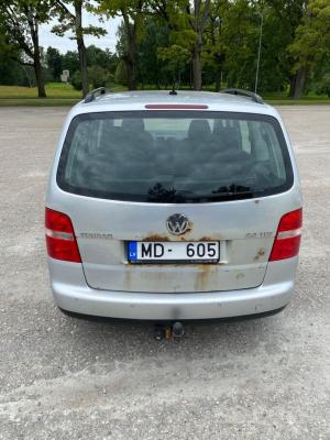 Grey Volkswagen Touran 2006 in Valmiera, with an engine capacity of 2.00 L and mileage of 288 thousand km for 920 €, photo 5 on AUTOMOTO.COM.LV