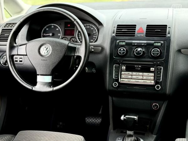 Pelēks Volkswagen Touran 2006 Kauņa, ar dzinēja tilpumu 2.00 L un nobraukumu 288 tūkst. km par 2500 €, foto 9 vietnē AUTOMOTO.COM.LV