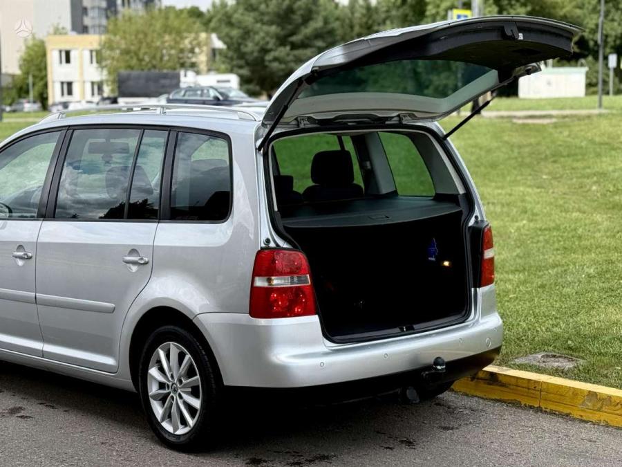 Pelēks Volkswagen Touran 2006 Kauņa, ar dzinēja tilpumu 1.97 L un nobraukumu 288 tūkst. km par 2500 €, foto 7 vietnē AUTOMOTO.COM.LV