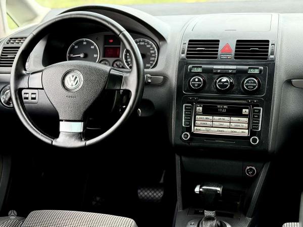 Pelēks Volkswagen Touran 2006 Kauņa, ar dzinēja tilpumu 1.97 L un nobraukumu 288 tūkst. km par 2500 €, foto 9 vietnē AUTOMOTO.COM.LV