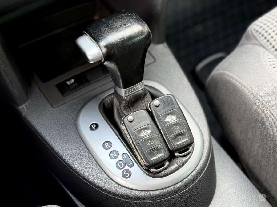 Pelēks Volkswagen Touran 2006 Kauņa, ar dzinēja tilpumu 1.97 L un nobraukumu 288 tūkst. km par 2500 €, foto 13 vietnē AUTOMOTO.COM.LV