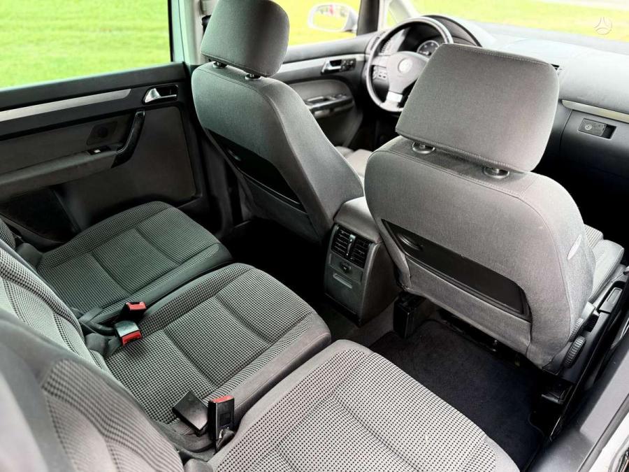 Pelēks Volkswagen Touran 2006 Kauņa, ar dzinēja tilpumu 1.97 L un nobraukumu 288 tūkst. km par 2500 €, foto 14 vietnē AUTOMOTO.COM.LV