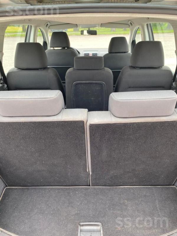 Volkswagen Touran 2006 in Valmiera on AUTOMOTO.COM.LV Grey Volkswagen Touran 2006 in Valmiera, with an engine capacity of 2.00 L and mileage of 288 thousand km for 670 €, photo 6 on AUTOMOTO.COM.LV