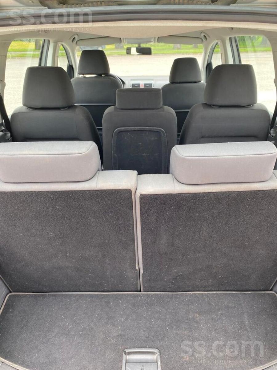 Grey Volkswagen Touran 2006 in Valmiera, with an engine capacity of 2.00 L and mileage of 288 thousand km for 670 €, photo 6 on AUTOMOTO.COM.LV