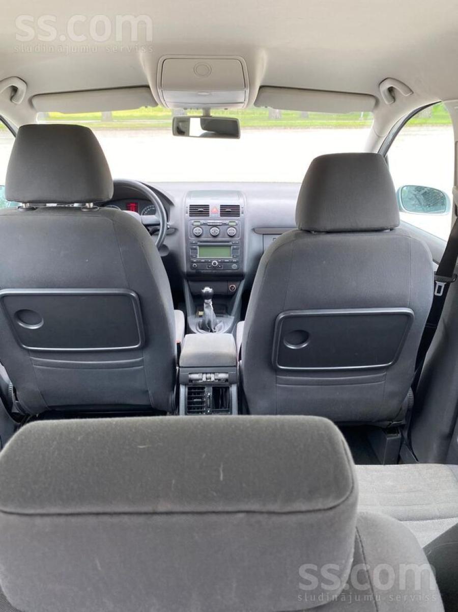 Grey Volkswagen Touran 2006 in Valmiera, with an engine capacity of 2.00 L and mileage of 288 thousand km for 670 €, photo 7 on AUTOMOTO.COM.LV