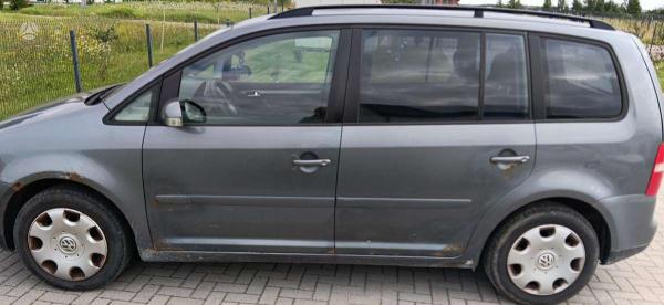 Grey Volkswagen Touran 2006 in Klaipeda, with an engine capacity of 1.90 L and mileage of 331 thousand km for 700 €, photo 3 on AUTOMOTO.COM.LV