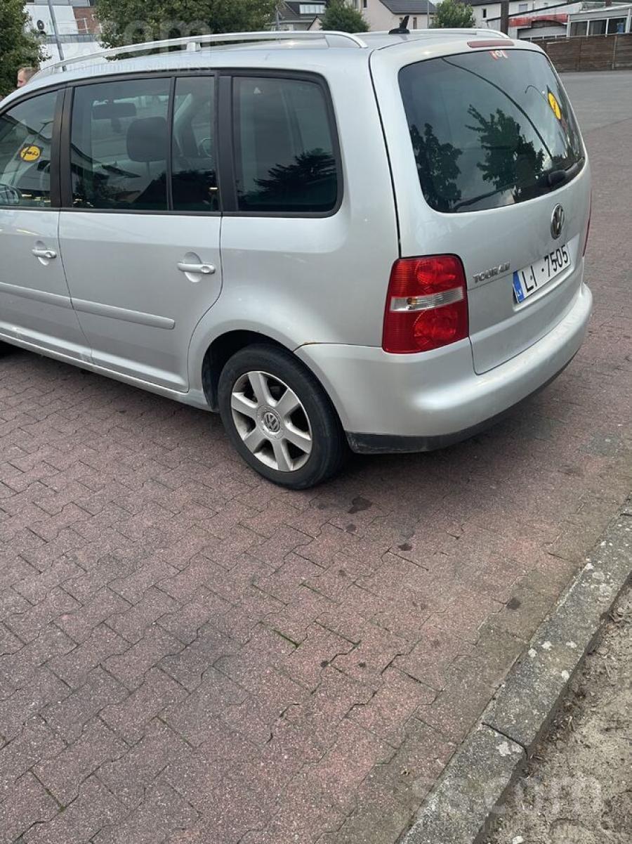 Pelēks Volkswagen Touran 2006 Jēkabpils, ar dzinēja tilpumu 1.90 L un nobraukumu 325 tūkst. km par 1400 €, foto 6 vietnē AUTOMOTO.COM.LV