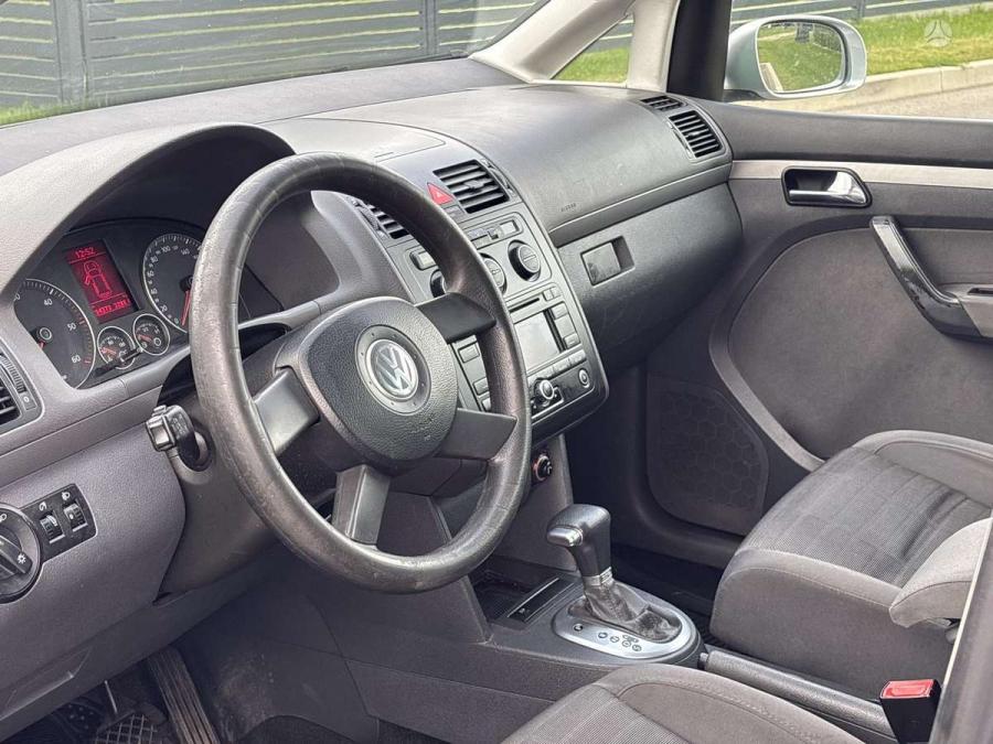 Grey Volkswagen Touran 2006 in Vilnius, with an engine capacity of 1.90 L and mileage of 288 thousand km for 2700 €, photo 11 on AUTOMOTO.COM.LV