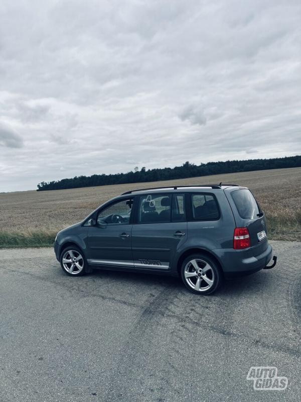 Volkswagen Touran 2006 in Joniskis on AUTOMOTO.COM.LV Grey Volkswagen Touran 2006 in Joniskis, with an engine capacity of 2.00 L and mileage of 253 thousand km for 1700 €, photo 3 on AUTOMOTO.COM.LV