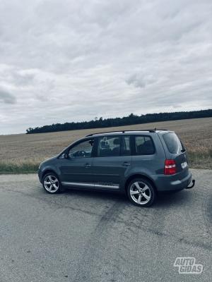 Grey Volkswagen Touran 2006 in Joniskis, with an engine capacity of 2.00 L and mileage of 253 thousand km for 1700 €, photo 3 on AUTOMOTO.COM.LV