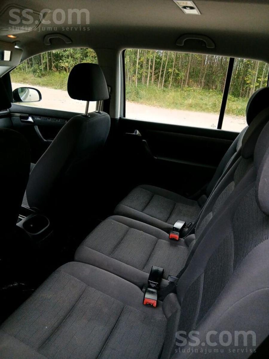 Pelēks Volkswagen Touran 2006 Ventspils, ar dzinēja tilpumu 2.00 L un nobraukumu 0 tūkst. km par 1100 €, foto 3 vietnē AUTOMOTO.COM.LV