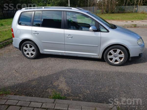 Grey Volkswagen Touran 2006 in Jekabpils, with an engine capacity of 2.00 L and mileage of 312 thousand km for 1600 €, photo 4 on AUTOMOTO.COM.LV