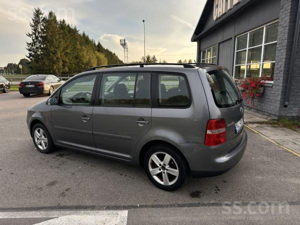 Volkswagen Touran 2006 in Liepaja on AUTOMOTO.COM.LV Grey Volkswagen Touran 2006 in Liepaja, with an engine capacity of 1.90 L and mileage of 227 thousand km for 2400 €, photo 4 on AUTOMOTO.COM.LV