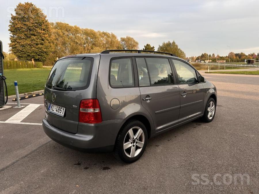 Grey Volkswagen Touran 2006 in Liepaja, with an engine capacity of 1.90 L and mileage of 227 thousand km for 2400 €, photo 5 on AUTOMOTO.COM.LV