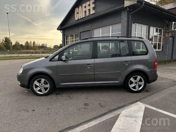 Volkswagen Touran 2006 in Liepaja on AUTOMOTO.COM.LV Grey Volkswagen Touran 2006 in Liepaja, with an engine capacity of 1.90 L and mileage of 227 thousand km for 2400 €, photo 7 on AUTOMOTO.COM.LV