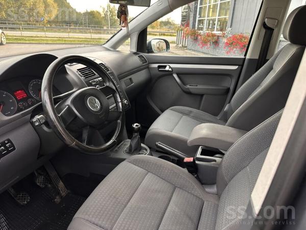 Volkswagen Touran 2006 in Liepaja on AUTOMOTO.COM.LV Grey Volkswagen Touran 2006 in Liepaja, with an engine capacity of 1.90 L and mileage of 227 thousand km for 2400 €, photo 9 on AUTOMOTO.COM.LV