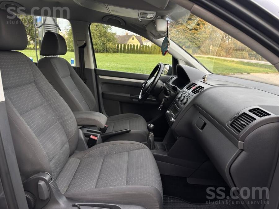 Grey Volkswagen Touran 2006 in Liepaja, with an engine capacity of 1.90 L and mileage of 227 thousand km for 2400 €, photo 13 on AUTOMOTO.COM.LV