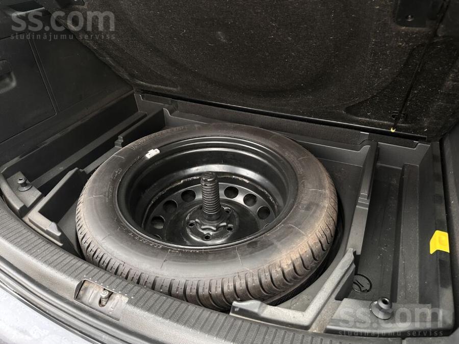 Grey Volkswagen Touran 2006 in Liepaja, with an engine capacity of 1.90 L and mileage of 227 thousand km for 2400 €, photo 16 on AUTOMOTO.COM.LV
