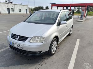 Серый Фольксваген Туран 2006 в Шяуляй, объемом двигателя 1.90 л и пробегом 421 тыс. км за 1000 €, фото  на AUTOMOTO.COM.LV