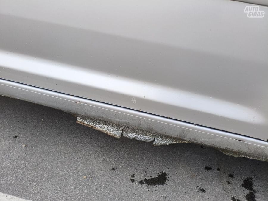 Pelēks Volkswagen Touran 2006 Šauļi, ar dzinēja tilpumu 1.90 L un nobraukumu 421 tūkst. km par 1000 €, foto 8 vietnē AUTOMOTO.COM.LV