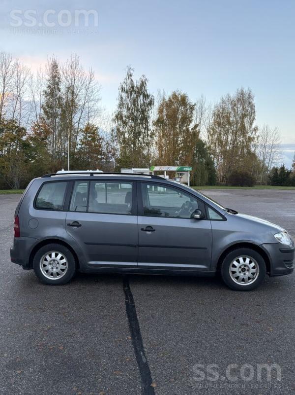 Grey Volkswagen Touran 2006 in Kuldiga, with an engine capacity of 1.60 L and mileage of 268 thousand km for 1600 €, photo 4 on AUTOMOTO.COM.LV