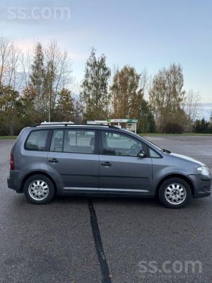 Grey Volkswagen Touran 2006 in Kuldiga, with an engine capacity of 1.60 L and mileage of 268 thousand km for 1600 €, photo 4 on AUTOMOTO.COM.LV