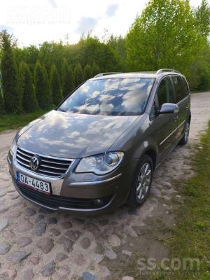 Grey Volkswagen Touran 2007 in Dobele, with an engine capacity of 1.40 L and mileage of 209 thousand km for 4450 €, photo 1 on AUTOMOTO.COM.LV