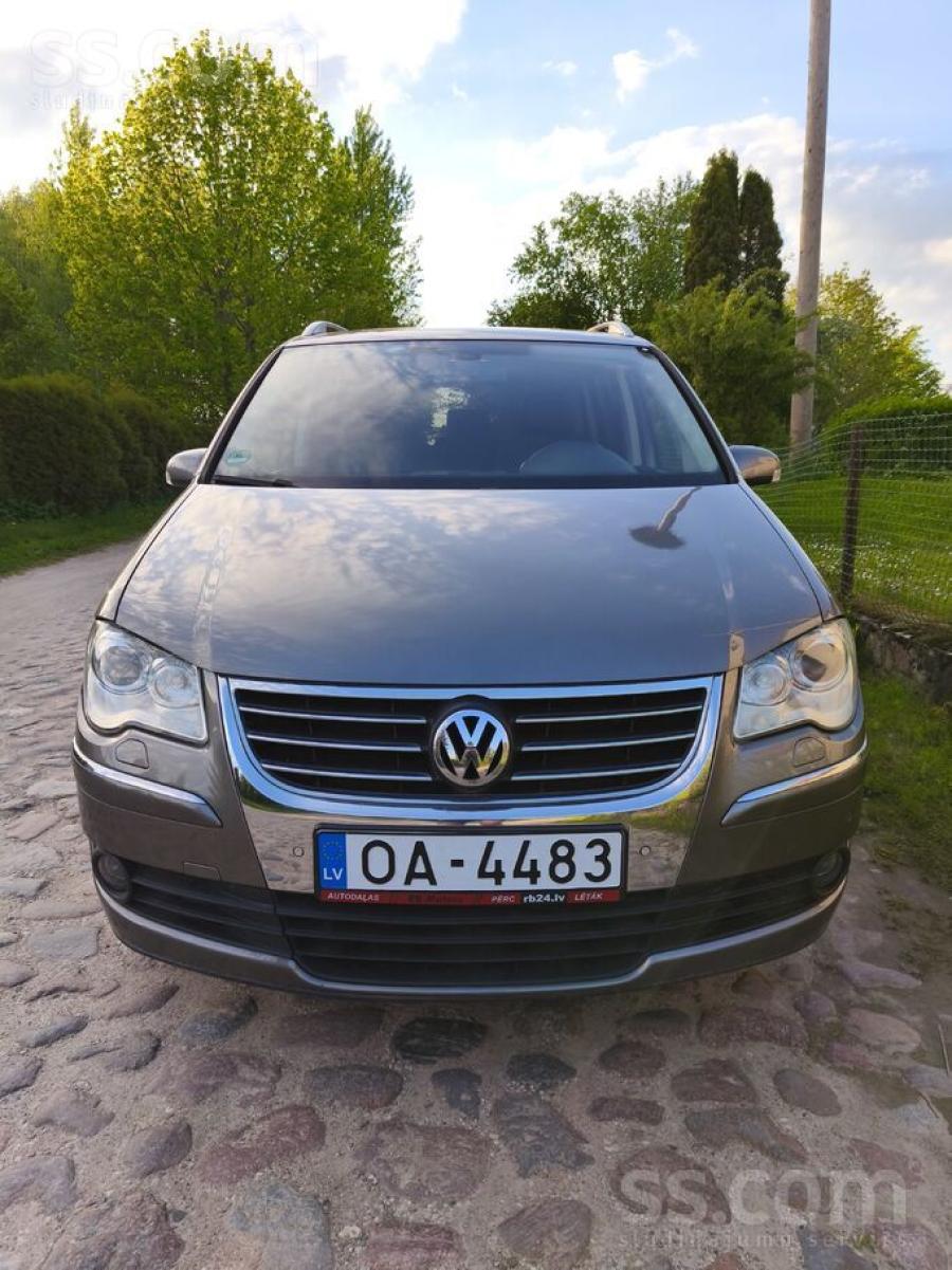 Grey Volkswagen Touran 2007 in Dobele, with an engine capacity of 1.40 L and mileage of 209 thousand km for 4450 €, photo 3 on AUTOMOTO.COM.LV