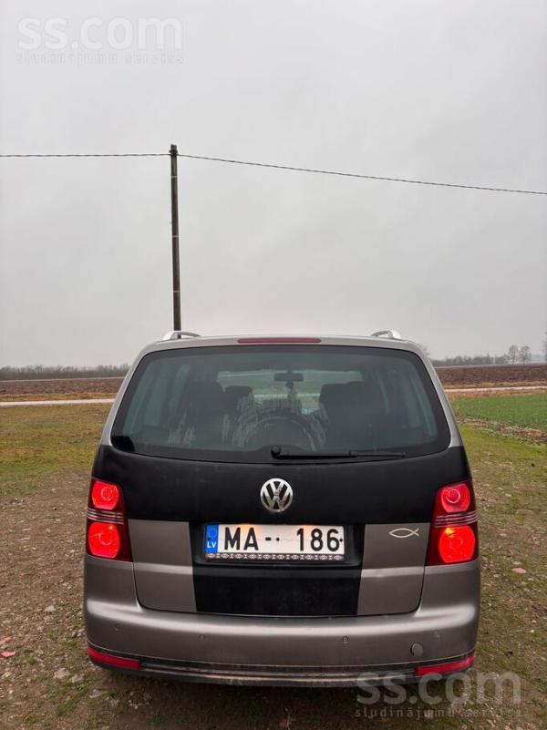 Grey Volkswagen Touran 2007 in Jelgava, with an engine capacity of 1.90 L and mileage of 330 thousand km for 1780 €, photo 2 on AUTOMOTO.COM.LV