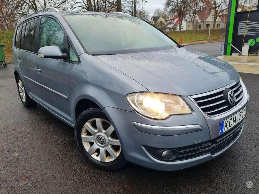 Grey Volkswagen Touran 2007 in Kedainiai, with an engine capacity of 1.97 L and mileage of 393 thousand km for 1800 €, photo 2 on AUTOMOTO.COM.LV