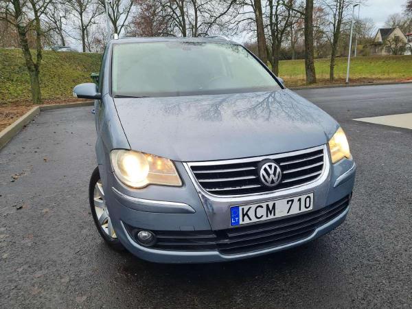 Grey Volkswagen Touran 2007 in Kedainiai, with an engine capacity of 1.97 L and mileage of 393 thousand km for 1800 €, photo 3 on AUTOMOTO.COM.LV