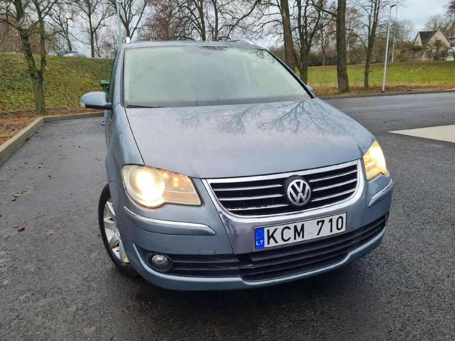 Grey Volkswagen Touran 2007 in Kedainiai, with an engine capacity of 1.97 L and mileage of 393 thousand km for 1800 €, photo 3 on AUTOMOTO.COM.LV