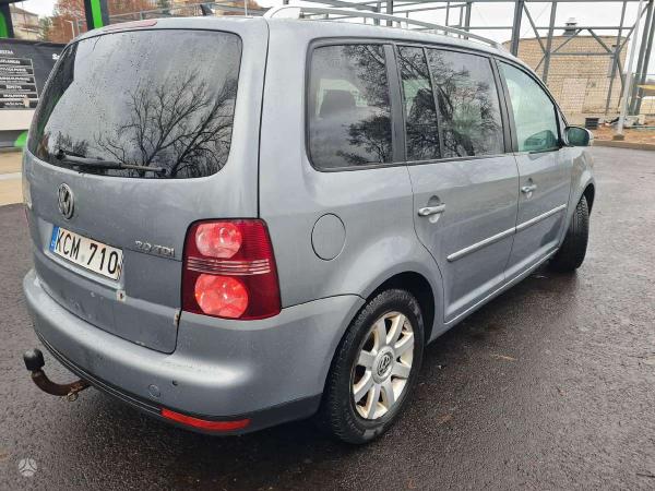 Grey Volkswagen Touran 2007 in Kedainiai, with an engine capacity of 1.97 L and mileage of 393 thousand km for 1800 €, photo 4 on AUTOMOTO.COM.LV