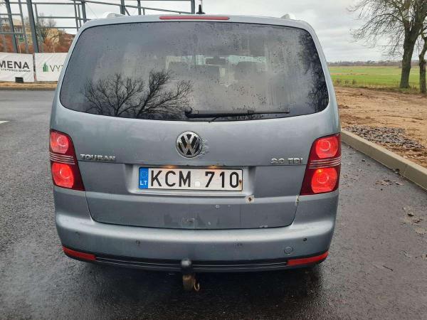 Grey Volkswagen Touran 2007 in Kedainiai, with an engine capacity of 1.97 L and mileage of 393 thousand km for 1800 €, photo 5 on AUTOMOTO.COM.LV
