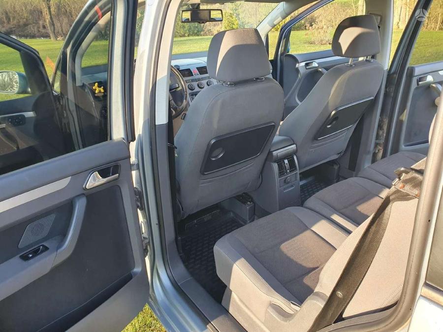 Grey Volkswagen Touran 2007 in Kedainiai, with an engine capacity of 1.97 L and mileage of 393 thousand km for 1800 €, photo 12 on AUTOMOTO.COM.LV