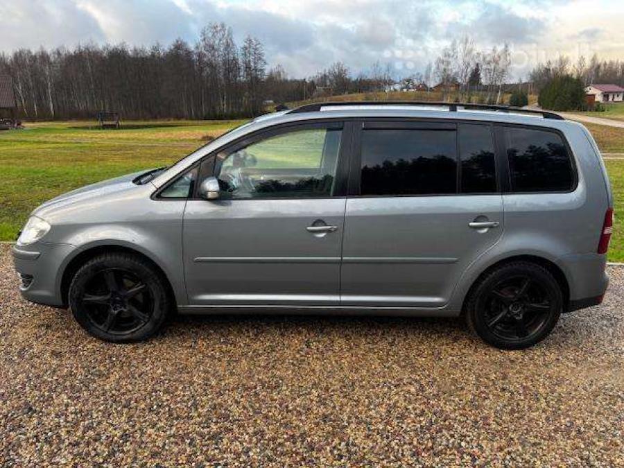 Pelēks Volkswagen Touran 2007 Zarasai, ar dzinēja tilpumu 1.90 L un nobraukumu 338 tūkst. km par 3200 €, foto 4 vietnē AUTOMOTO.COM.LV