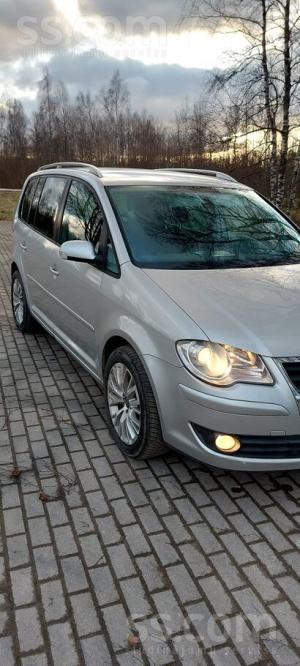 Pelēks Volkswagen Touran 2007 Liepāja, ar dzinēja tilpumu 2.00 L un nobraukumu 327 tūkst. km par 2300 €, foto  vietnē AUTOMOTO.COM.LV