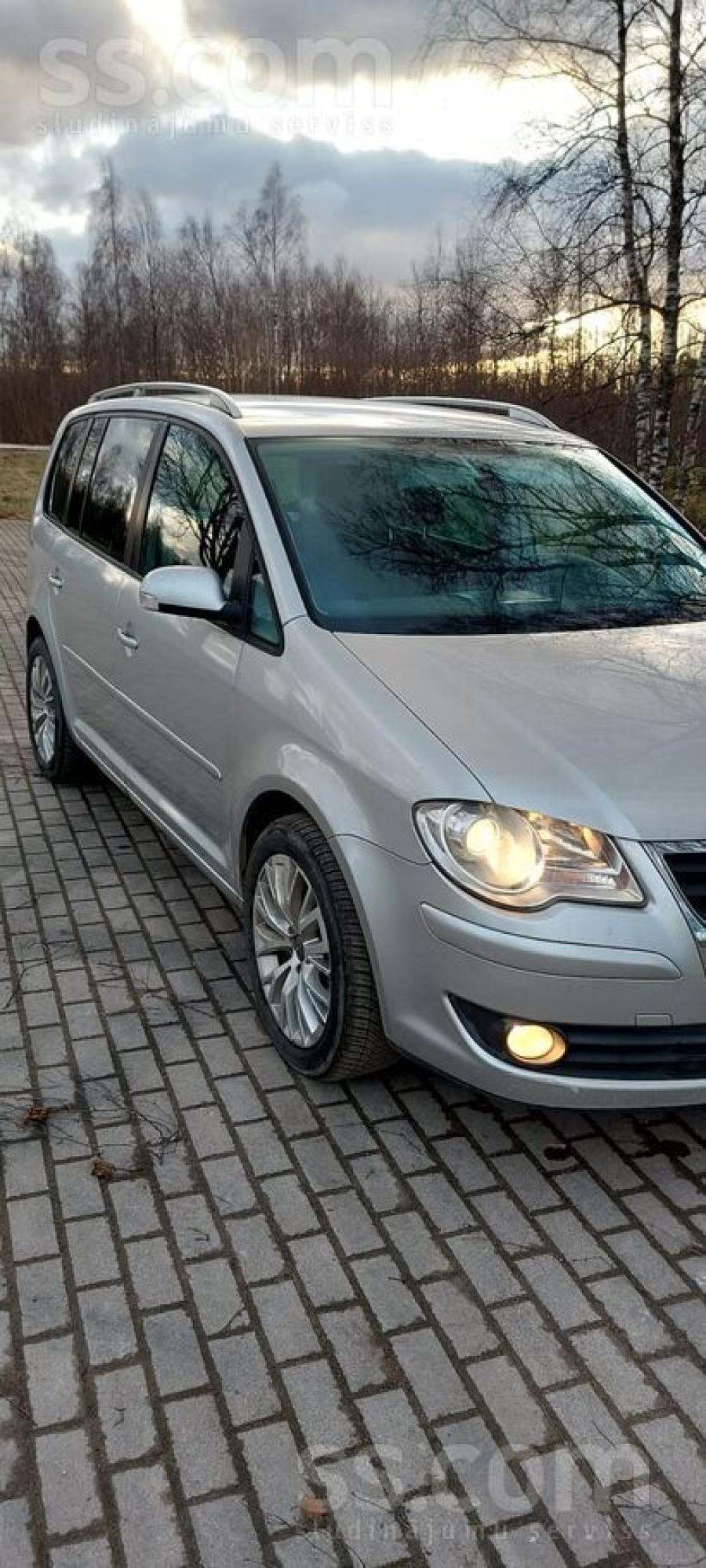 Pelēks Volkswagen Touran 2007 Liepāja, ar dzinēja tilpumu 2.00 L un nobraukumu 327 tūkst. km par 2300 €, foto 1 vietnē AUTOMOTO.COM.LV