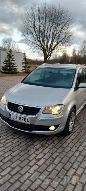 Pelēks Volkswagen Touran 2007 Liepāja, ar dzinēja tilpumu 2.00 L un nobraukumu 327 tūkst. km par 2300 €, foto 2 vietnē AUTOMOTO.COM.LV