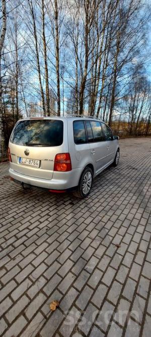 Pelēks Volkswagen Touran 2007 Liepāja, ar dzinēja tilpumu 2.00 L un nobraukumu 327 tūkst. km par 2300 €, foto 4 vietnē AUTOMOTO.COM.LV