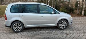 Pelēks Volkswagen Touran 2007 Liepāja, ar dzinēja tilpumu 2.00 L un nobraukumu 327 tūkst. km par 2300 €, foto 5 vietnē AUTOMOTO.COM.LV